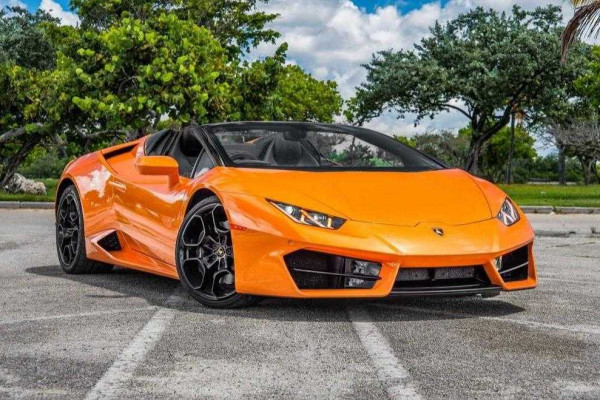 Lamborghini Huracan Spider Looks Like a Submarine in This Video